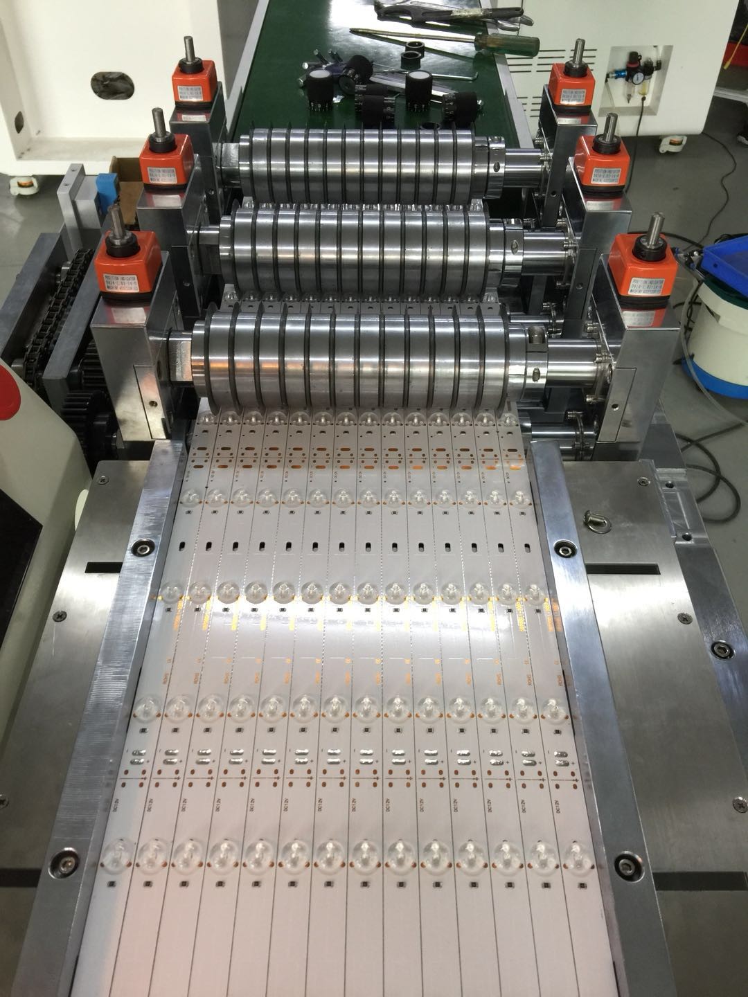 Air Type LED PCB Depaneling Machine . Multi Blade Automatic PCB Separator